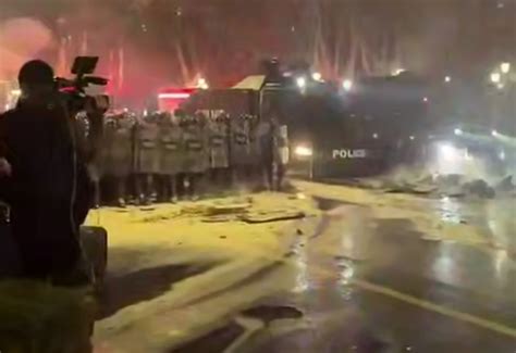 Спецназ водометами и слезоточивым газом разогнал участников акции протеста в Тбилиси