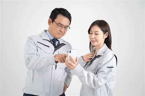 스마트폰 화이트 배경에서 회의를 갖는 작업복을 입은 남성과 여성 사업가 공장 산업 건물에 대한 스톡 사진 및 기타 이미지 공장 산업 건물 스마트폰 일본 민족 Istock