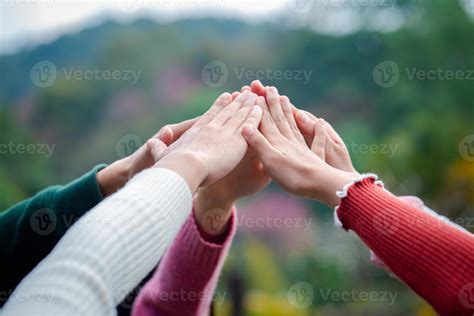 Un Grupo Diverso De Personas Conecta Sus Manos Como Una Señal De Apoyo