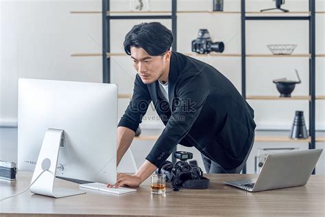 스튜디오에서 일하는 사진 작가 사진 무료 다운로드 Lovepik