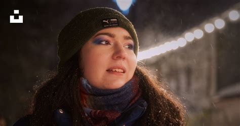 눈 속에서 모자와 스카프를 두른 여자 사진 Unsplash의 무료 얼굴 이미지