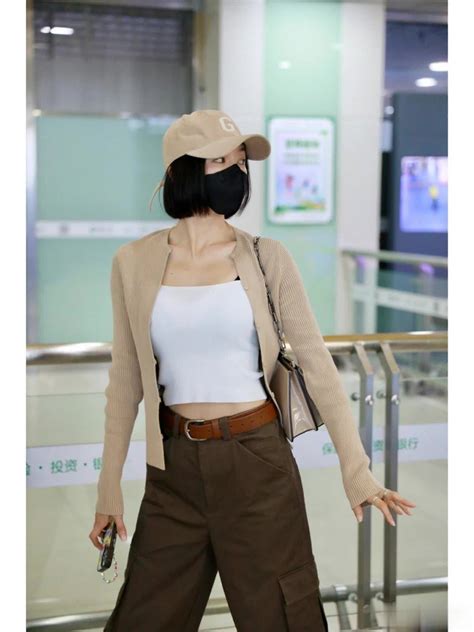 秦岚的穿搭启示：针织开衫搭配非打底裤和非高跟鞋更显时尚 360娱乐，你开心就好