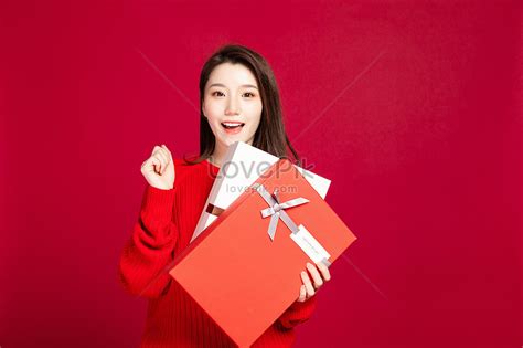 선물 상자를 들고여 학생 사진 무료 다운로드 Lovepik