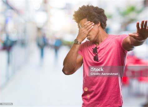 아프리카 미국 사람 이상의 절연 손으로 눈을 덮고 배경 및 중지 하 고 슬픈와 몸짓 및 공포 식 당황 하 고 부정적인 개념입니다 가리기에 대한 스톡 사진 및 기타 이미지