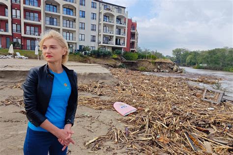 Министърката на туризма разгневи с лична фотосесия в Нестинарка Замесена бе и костенурка