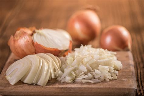 다진 슬라이스 반으로 자른 양파를 나무 테이블에 닫습니다 0명에 대한 스톡 사진 및 기타 이미지 0명 갈색 건강한 생활