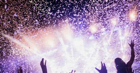 음악 축제에서 즐기고 춤추는 행복한 군중의 초상화 사진 Unsplash의 세르비아 이미지