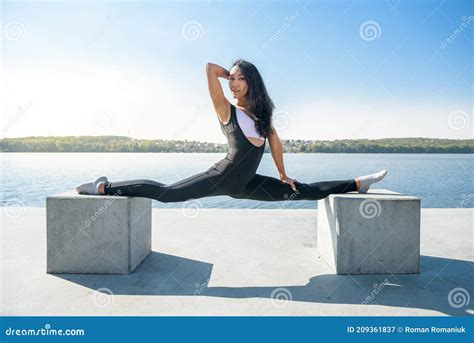 Pretty Woman Do The Splits Morning Warming Up Near Lake Stock Image