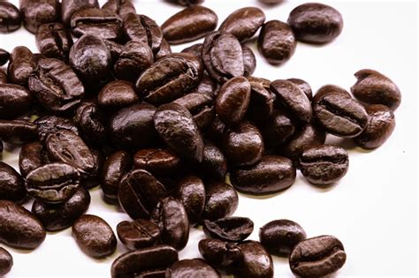 다크 커피 콩 고립 된 빈티지 스타일 갈색 구운 커피 콩 어두운 배경에 씨앗 에스프레소 다크 아로마 블랙 카페인 음료 클로즈업