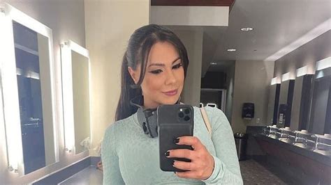 Esperanza Gómez pilló a su novio con otra mujer y le hizo un show de celos en plena calle