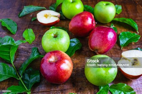 신선한 과일 녹색 사과와 빨간 사과 나무 바탕에 가을에 대한 스톡 사진 및 기타 이미지 가을 건강한 생활방식 건강한