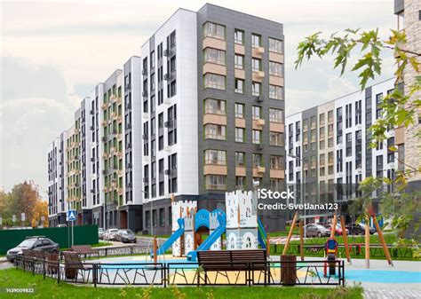 저층 주택 어린이 놀이터 복합 용도 도시 다가구 주거 지구 지역 개발 흐린 하늘 배경 건물 외관에 대한 스톡 사진 및 기타