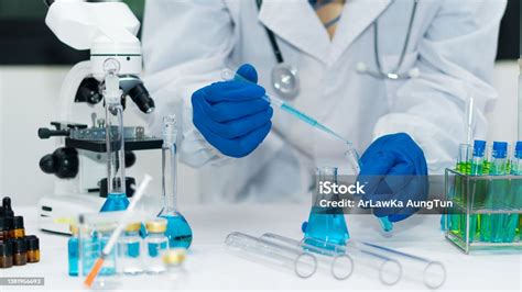 실험실 실험을 수행하는 아시아 과학자들은 의학 실험실 제약 기술 병원에 대한 화학 특종 실험의 삶에서 일하는 전문 의료 연구원 생화학에 대한 스톡 사진 및 기타 이미지