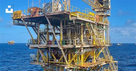 Une Plate Forme Pétrolière Au Milieu De Locéan Photo Photo Brésil