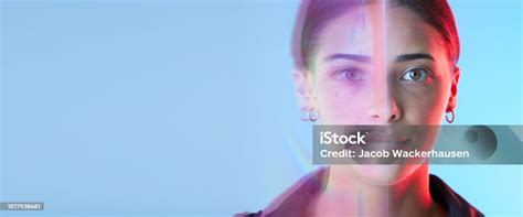 사이버펑크 디지털 세계 생체 인식을 위한 스튜디오 파란색 배경에 얼굴 오버레이 미래 지향적인 여성 얼굴 정체성 네온 불빛 미래 기술 배너를 위한 초상화에 있는 젊은 Z세대