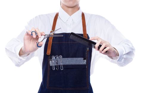 미용사 살롱은 이발소에서 여성 고객에게 아름다움을 제공하기 위해 전문 가위 이발과 손을 보여줍니다 Coiffure 빗 긴 머리 머리에 스타일을 설정하고 흰색 배경 위에 헤어