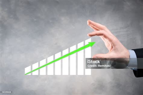 그래프 성장을 유지하고 자신의 사업에서 차트 긍정적 인 지표의 증가를 보유하고 사업가 투자 업 컨셉판매 데이터 및 경제 전략 및