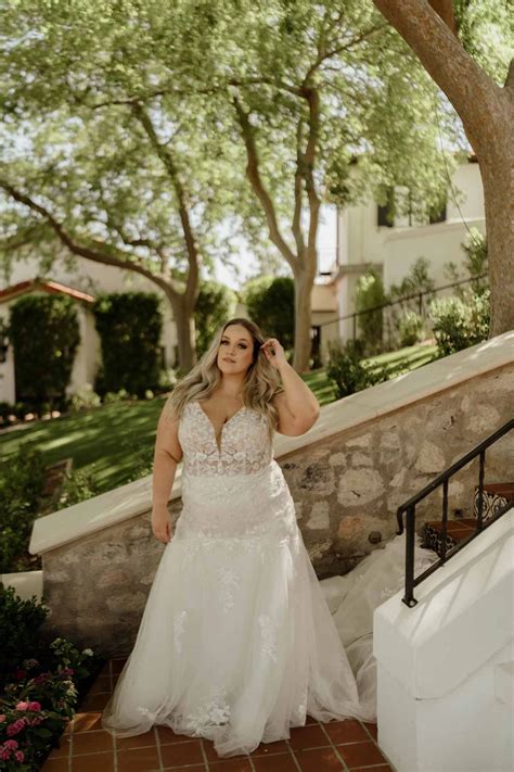 Sexy Floral Lace Plus Size Fit And Flare Wedding Dress With Thick Straps