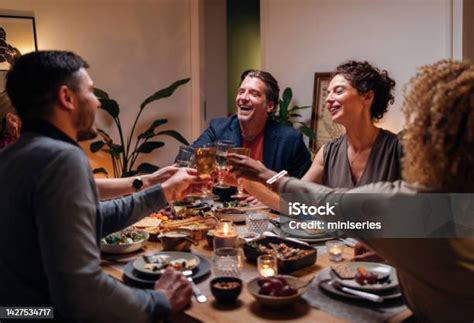 저녁 식사 축하 행사에서 와인 한 잔으로 토스트하는 친구들 우정에 대한 스톡 사진 및 기타 이미지 우정 가족 마시기 Istock