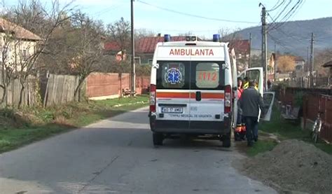 Bărbat Bătut Cu Sapa De Soţie şi De Fiica Vitregă