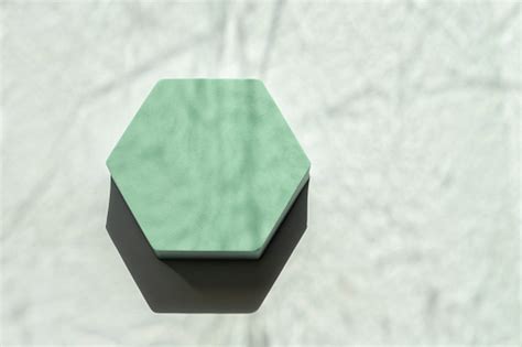 자연채광과 그림자가 있는 흰색 배경의 빈 육각형 파스텔 라이트 그린 플랫폼 연단 화장품 프레젠테이션을 위한 배경을 모의합니다