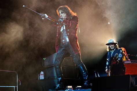 آلیس کوپر به جانی دپ پیشنهاد کردم War Of The Roses را با امبر هرد