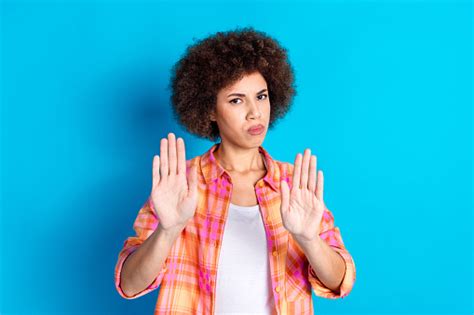 매력적인 젊은 여자의 사진 초상화 중지 제스처 스트레치 팜 옷 세련된 체크 무늬 옷을 입고 블루 컬러 배경에 고립 25 29세에 대한 스톡 사진 및 기타 이미지 Istock