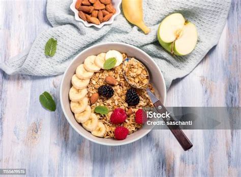 그래 놀라 베리 허니 콤과 요구르트 차 한잔과 함께 건강 한 아침 식사 개념에 대한 스톡 사진 및 기타 이미지 개념 과일 그래놀라 Istock