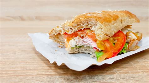 나무 테이블에 양상추 닭고기 치즈를 곁들인 시아바타 샌드위치 건강한 생활방식에 대한 스톡 사진 및 기타 이미지 건강한 생활방식 건강한 식생활 고기 Istock