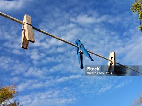 빨래집게가 하늘에 흰 구름이 보이는 푸른 하늘을 배경으로 팽팽한 선에 매달려 있습니다 가사 집안일에 대한 스톡 사진 및 기타 이미지 가사 집안일 건조한 구름 Istock