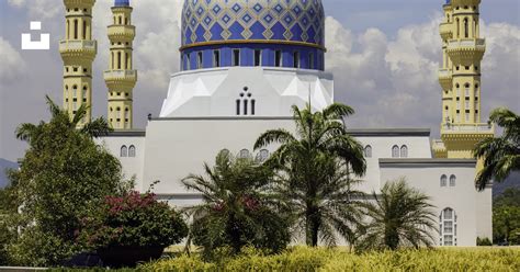 파란색과 금색 돔이 있는 큰 흰색 건물 사진 Unsplash의 무료 말레이시아 이미지