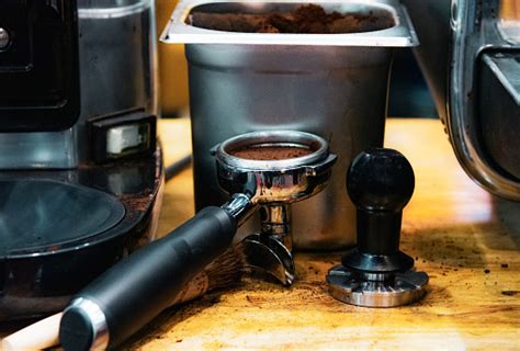 바리 바리 스타의 커피가 게 가까이에서 작업 오동작 바리 스타가 만드는 커피 Portafilter 개념을 사용 하 여 지상 커피 프레스 0명에 대한 스톡 사진 및 기타