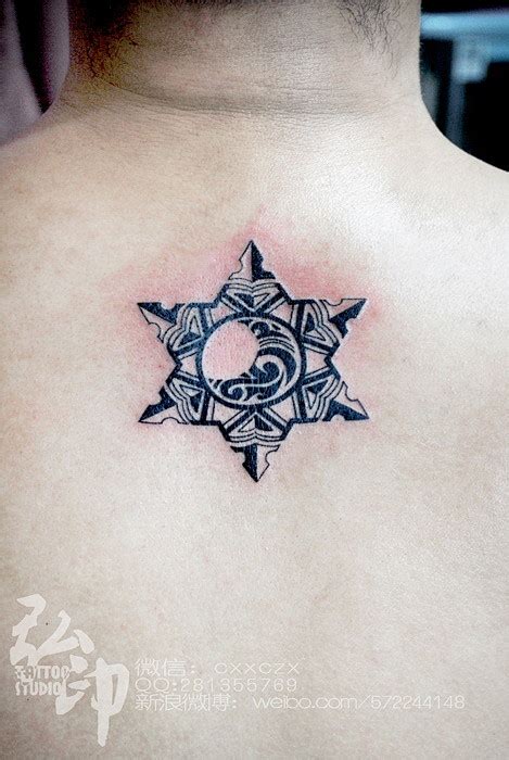 颈后六芒星图腾纹身