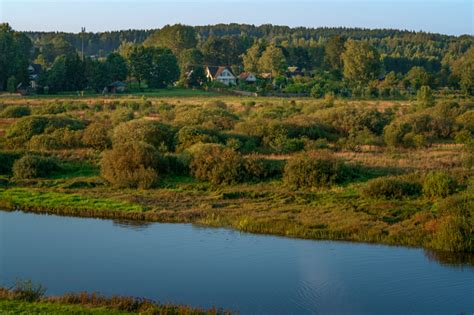 푸쉬킨 박물관 보호 구역의 미하일로프스코예 저택 근처 소로트 강 계곡과 화창한 여름날 해안에 있는 데도브치 마을 푸쉬킨스키예 고리 프스코프 주 러시아 0명에 대한 스톡 사진