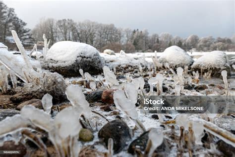 해변의 바위와 모래톱에 다양한 얼음 형성 얼음 질감 바람 물 얼음이 함께 어우러져 겨울에 대한 스톡 사진 및 기타 이미지 겨울 냉동된 다양 Istock