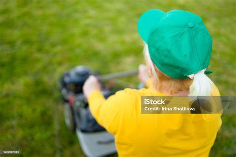 현대 정원의 푸른 잔디에 잔디 이동 잔디밭을 자르는 기계 계절에 대한 스톡 사진 및 기타 이미지 계절 기계류 노인 Istock