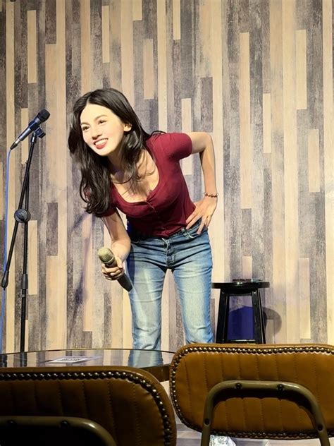 很多表演形式都會需要與觀眾有一點距離 才能產生幻覺或是衝擊 但喜劇在距離觀眾很近的時候 也有很近的魅力 它近的程度就是 有人會在看了十分鐘的表演後 告訴我「你是一個溫暖又可愛的人。」 沒錯