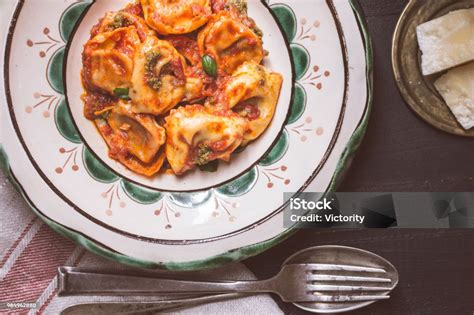 토마토 소스 모 짜 렐 라 치즈와 소박한 접시에 바 질 전통적인 이탈리아 토르 텔 리 니 건강한 생활방식에 대한 스톡 사진 및 기타 이미지 건강한 생활방식 고급 요리