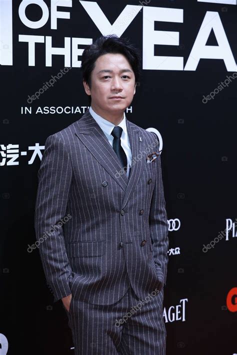 El Actor Chino Pan Yueming Aparece En Traje Gris En La Alfombra Roja Para Los Gq Men Of The Year