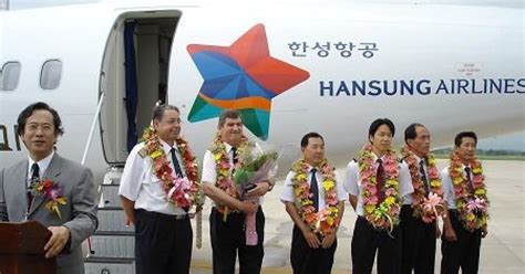 도입 비행 축하 받는 승무원들