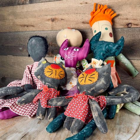 Handcrafted Artisan Folk Art Primitive Cloth Rag Dolls And Cats Lot Of 7