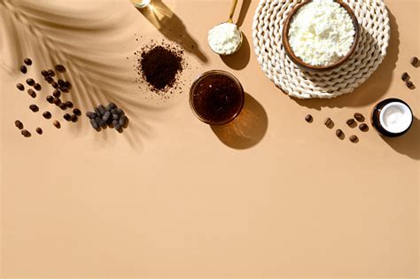 Spa 액세서리 커피 원두 콜라겐 스킨 오일 안티 셀룰라이트 시술을 위한 스크럽 제로 폐기물 베이지 색 배경에 환경 친화적 0명에 대한 스톡 사진 및 기타 이미지 Istock