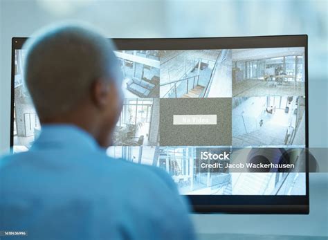 경비원 안전 및 감시를 위한 컴퓨터 화면이 있는 제어실의 사람 범죄 수사를 위한 Cctv 모니터 대시보드 및 사유지의 카메라 영상 작업자 뒤에 보안 카메라에 대한 스톡 사진