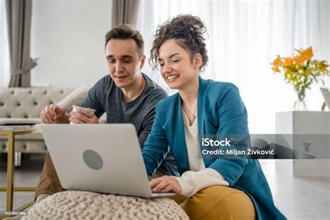 여자와 남자는 가정에서 노트북 컴퓨터를 사용하여 가족 작업 여가 개념 바닥재에 대한 스톡 사진 및 기타 이미지 바닥재 일함