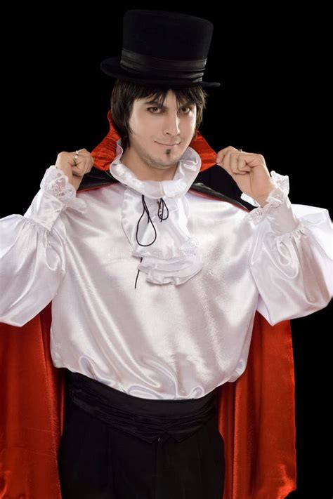 Giovane In Un Vestito Di Conte Dracula Fotografia Stock Immagine Di