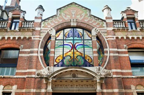 Кирпичный фасад в стиле модерн с центральным витражным окном