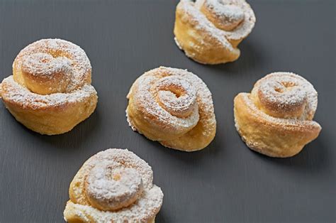 가루 설탕의 장미 스팽글 형태로 흩어져 만든 구운 빵은 어두운 콘크리트 책상에 놓여있다 제과 작업장 클로즈업 가루 설탕에 대한 스톡 사진 및 기타 이미지 Istock