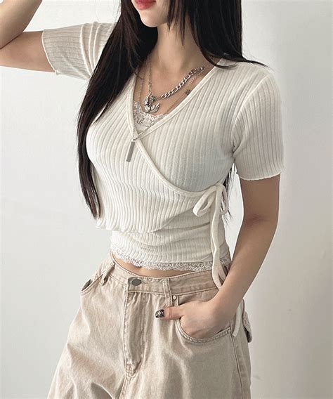 일체형코디추천🤍💛 로맨스 브이넥 프릴 리본 골지 랩 니트 크롭 반팔 티셔츠 에이블리