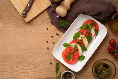 Assiette Avec Fromage Mozzarella Et Tomates Photo Gratuite