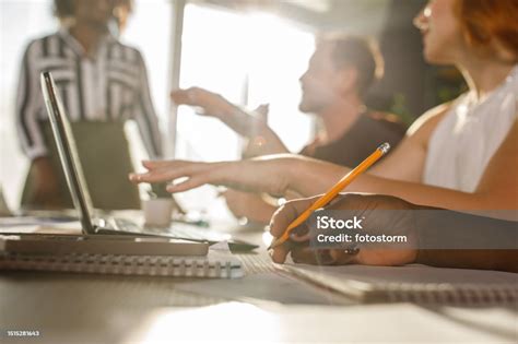 프로젝트 회의 중에 메모와 아이디어를 작성하는 비즈니스 사람들 20 24세에 대한 스톡 사진 및 기타 이미지 20 24세 25 29세 40 44세 Istock